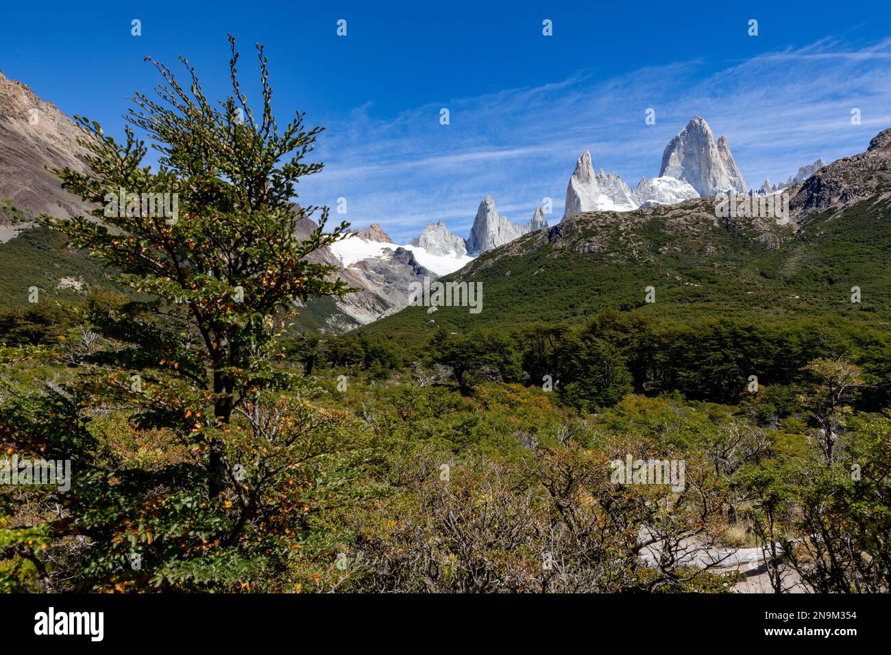 Picturesque mountain scenery while hiking to Laguna de los Tres and ...