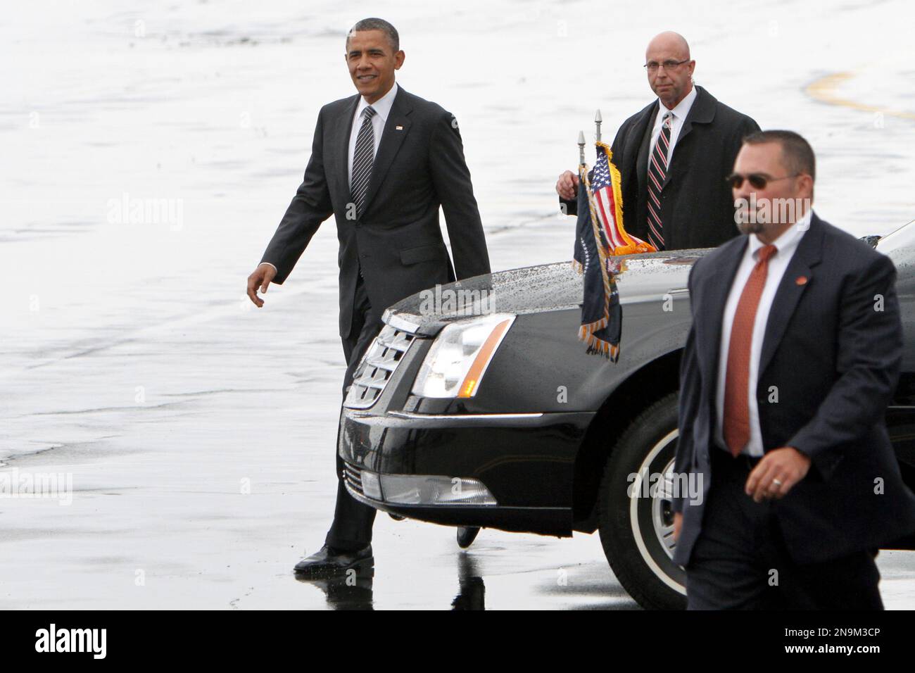 President Barack Obama walks to greet supporters after arriving at ...