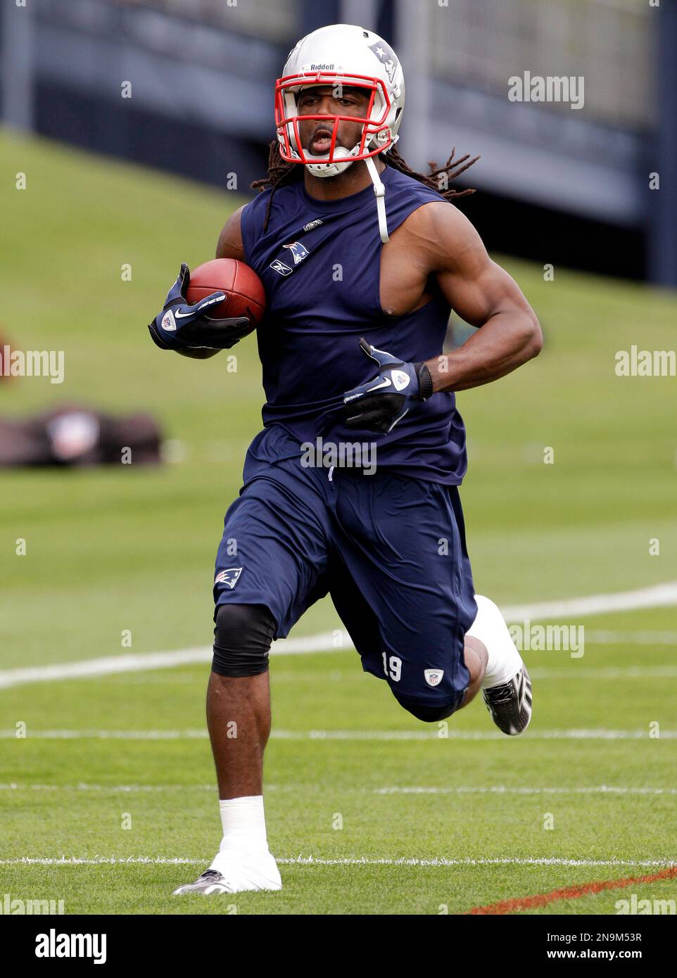 New England Patriots wide receiver Donte Stallworth runs after a catch ...