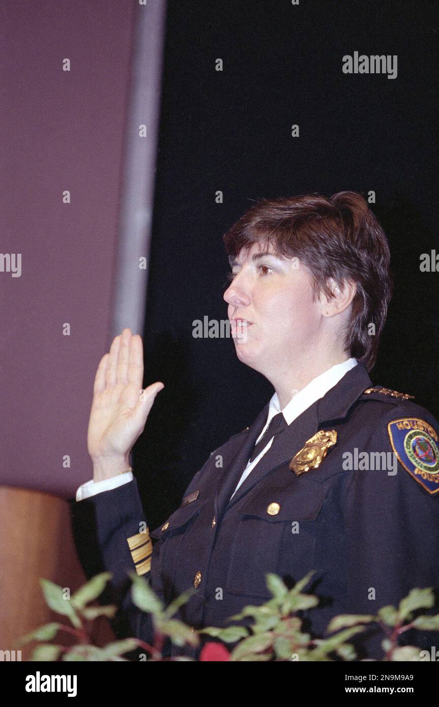 Elizabeth Watson is sworn in as Houston's first female police chief in ...