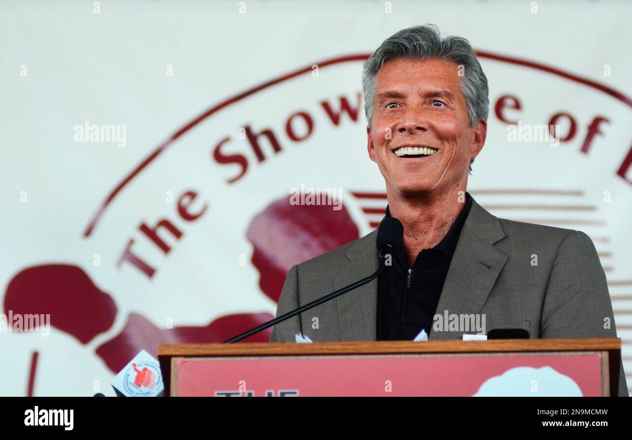 Ring announcer Michael Buffer smiles while giving his acceptance speech ...
