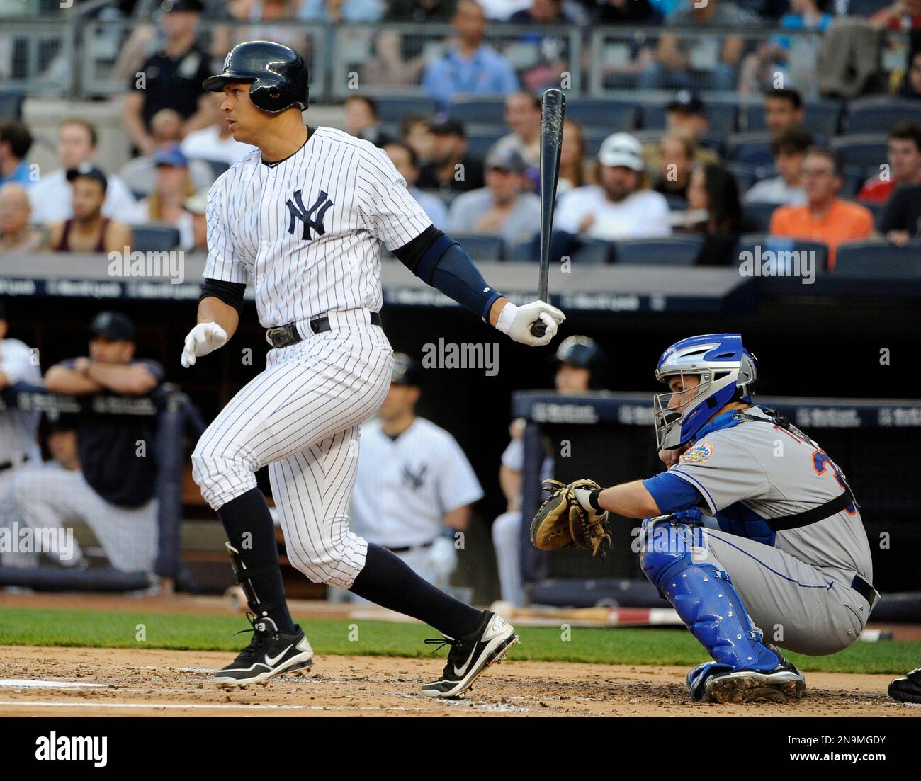 New York Mets catcher Josh Thole, right, watches New York Yankees' Alex ...