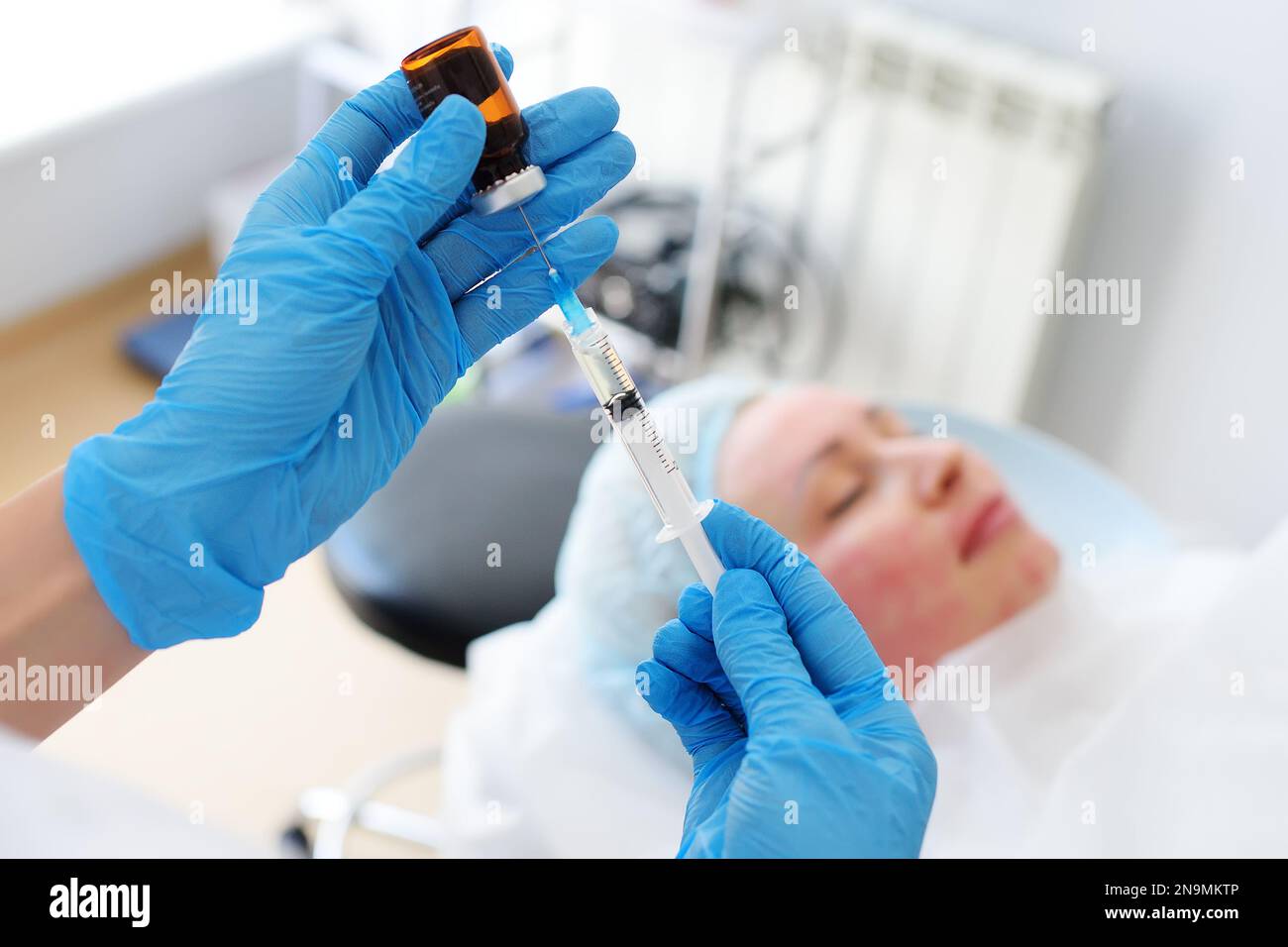 cosmetologist injects an injection of his own platelet-rich blood ...