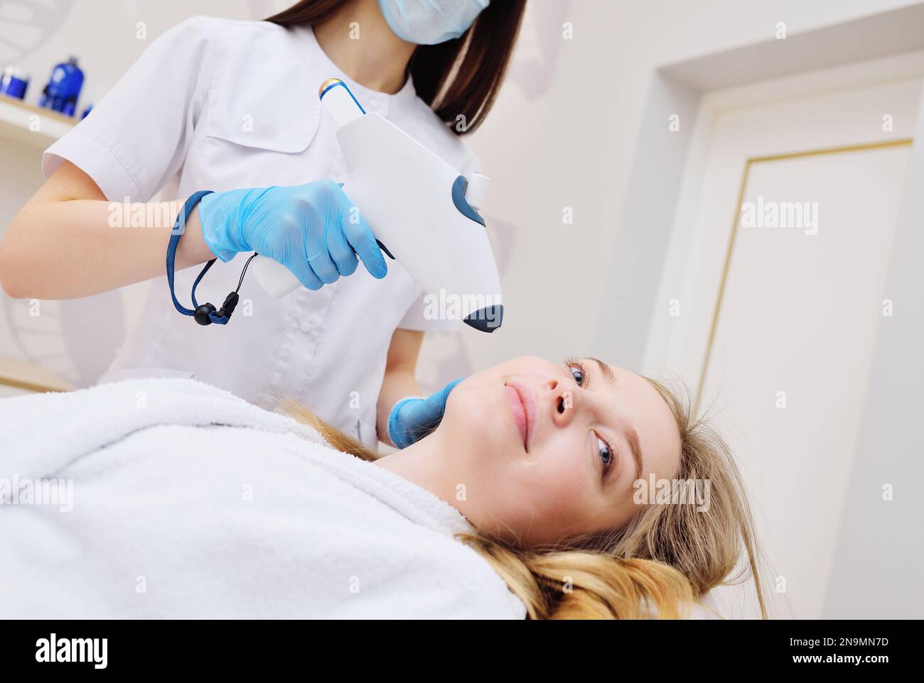 Cryotherapy gun hi-res stock photography and images - Alamy