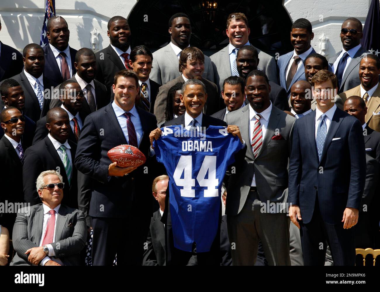 President Barack Obama poses with New York football Giants, including ...