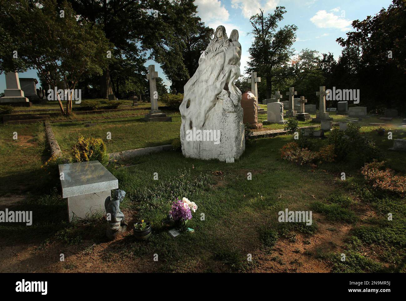 In this June 4, 2012 photo, the plainly-marked grave of Elizabeth ...