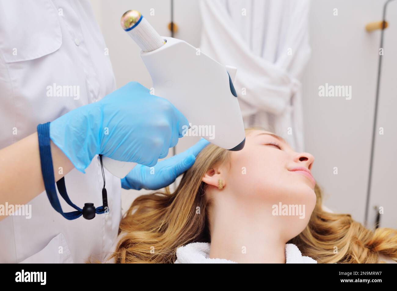 Cryotherapy gun hi-res stock photography and images - Alamy