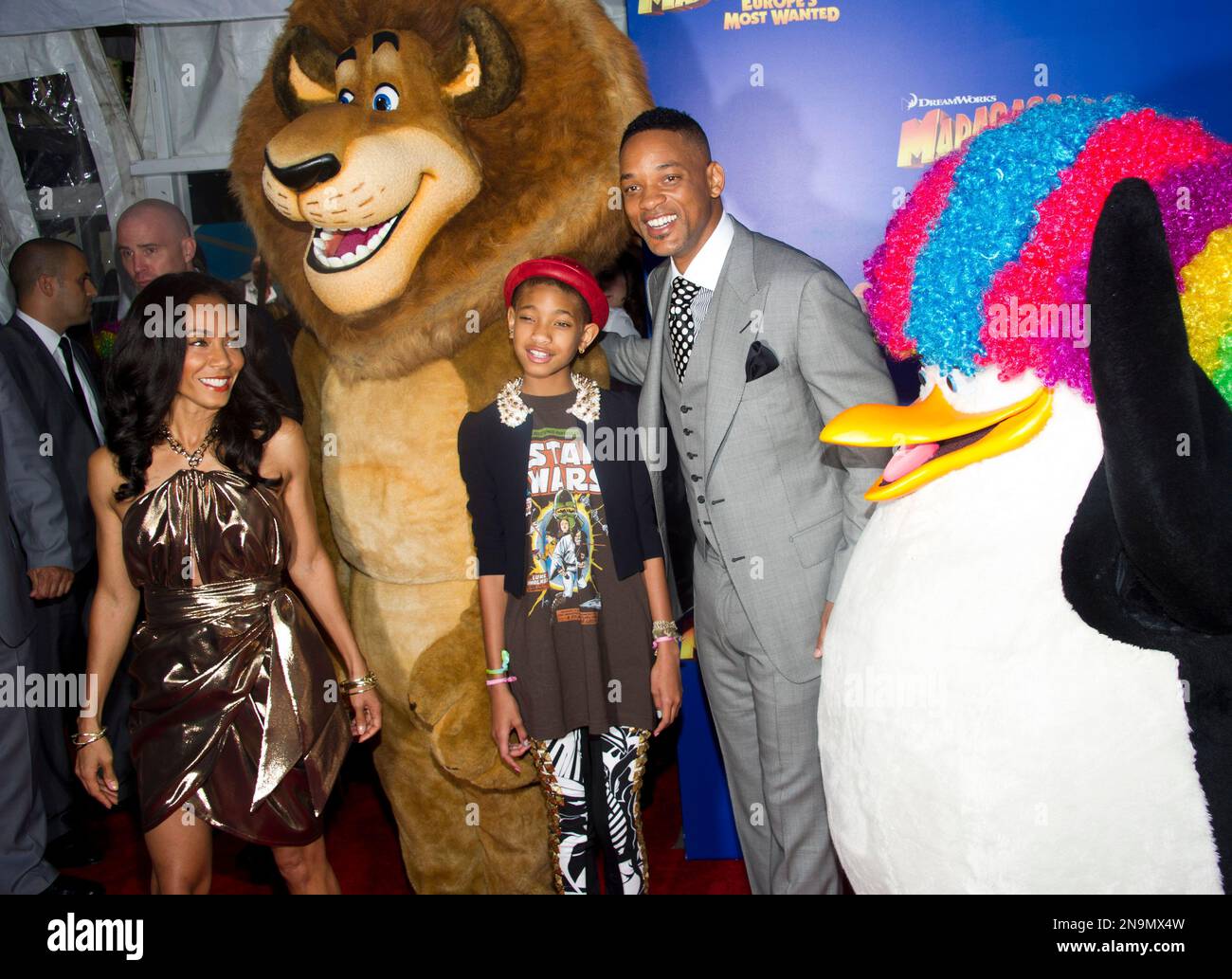 Will Smith, Jada Pinkett Smith and daughter Willow attend the premiere ...