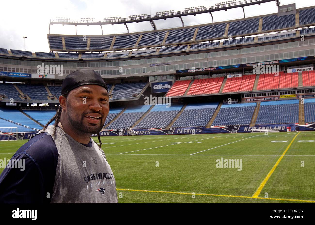 New England Patriots inside linebacker Jerod Mayo walks to the locker ...