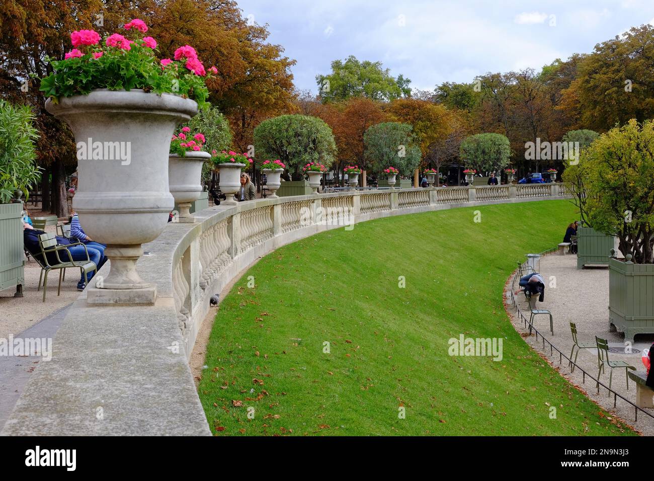 Beautiful gardens in paris hi-res stock photography and images - Alamy