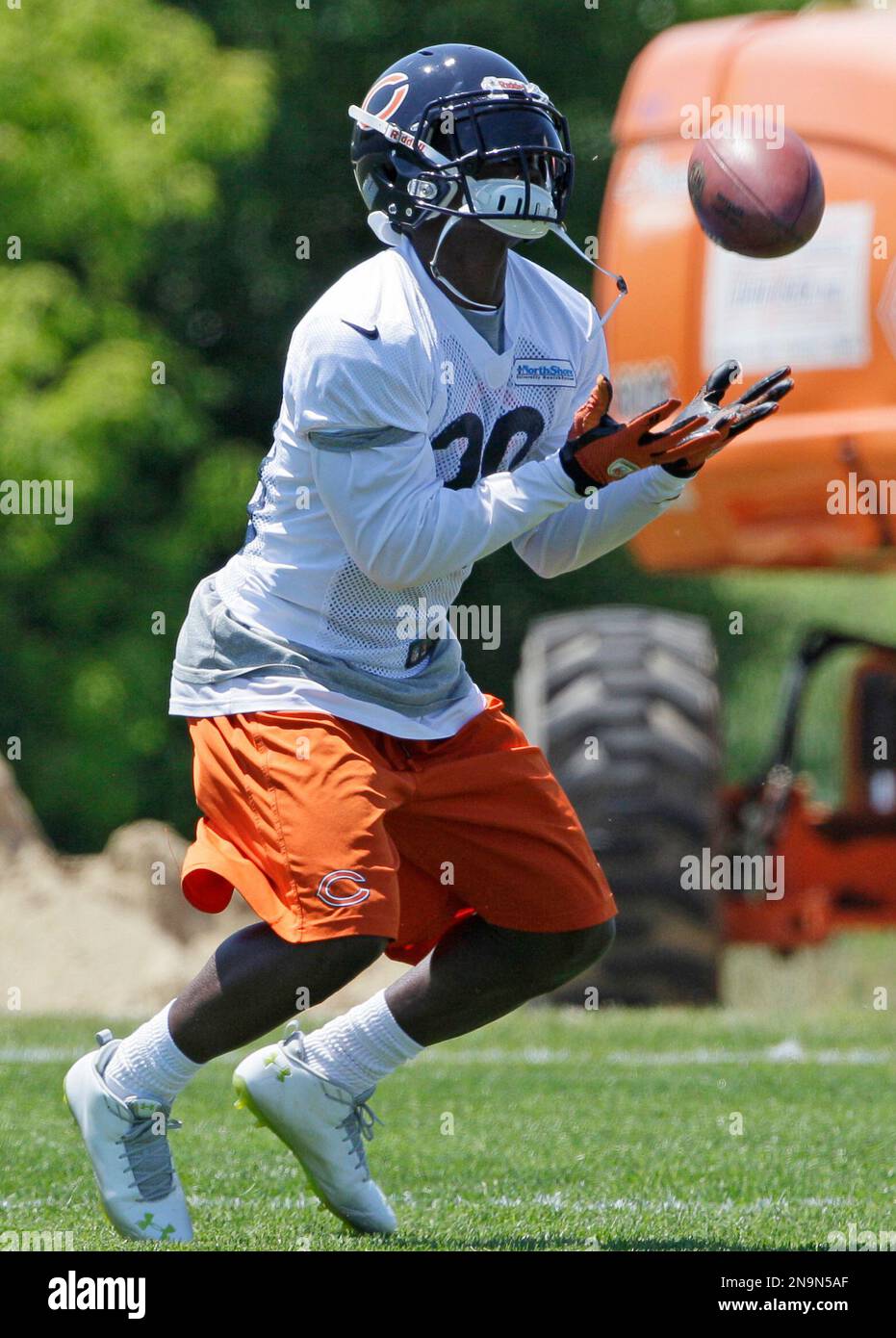 Chicago Bears cornerback D.J. Moore (30) catches a ball during an NFL ...