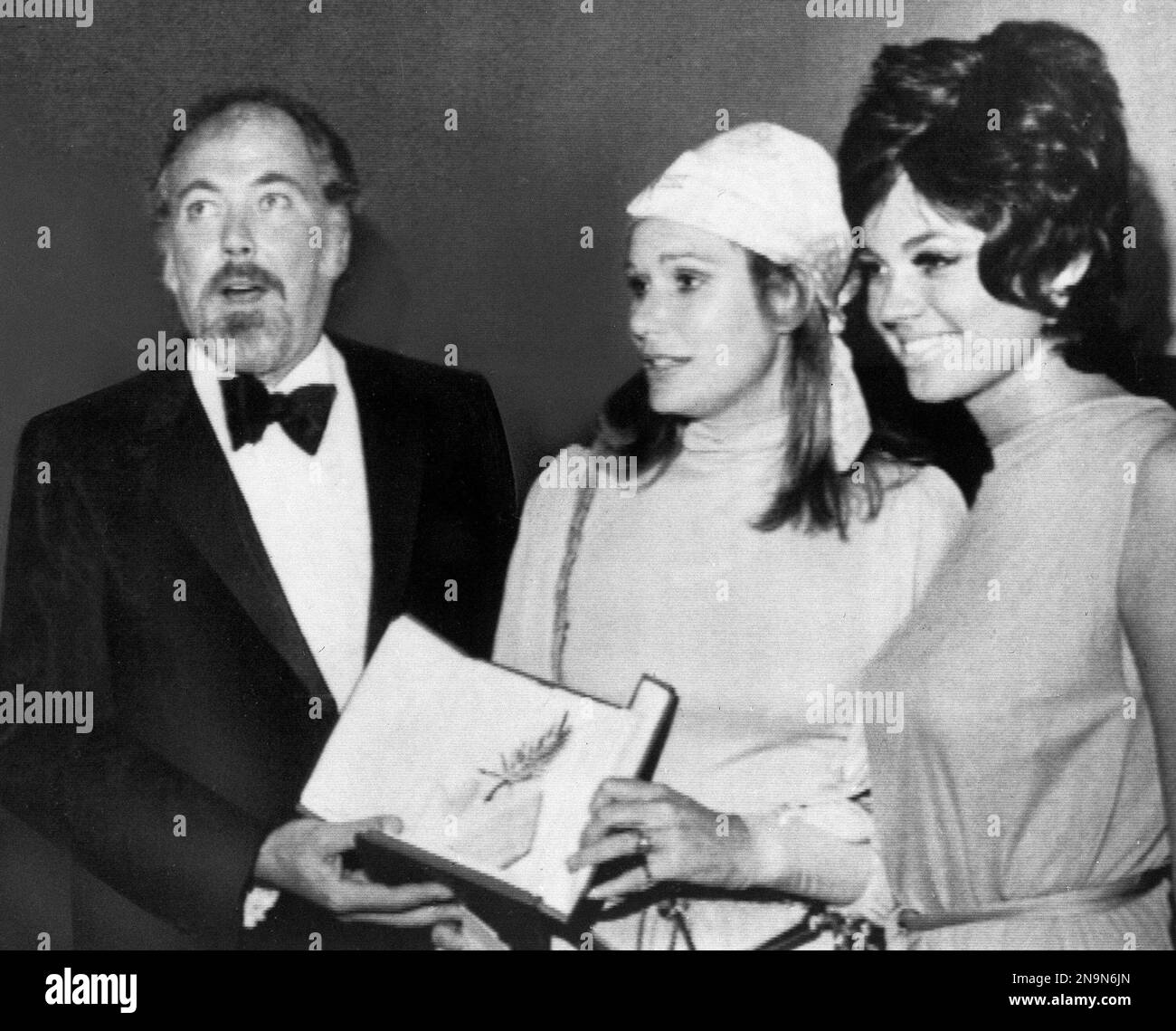 Robert Altman, director of the film "MASH" and actresses Sally ...