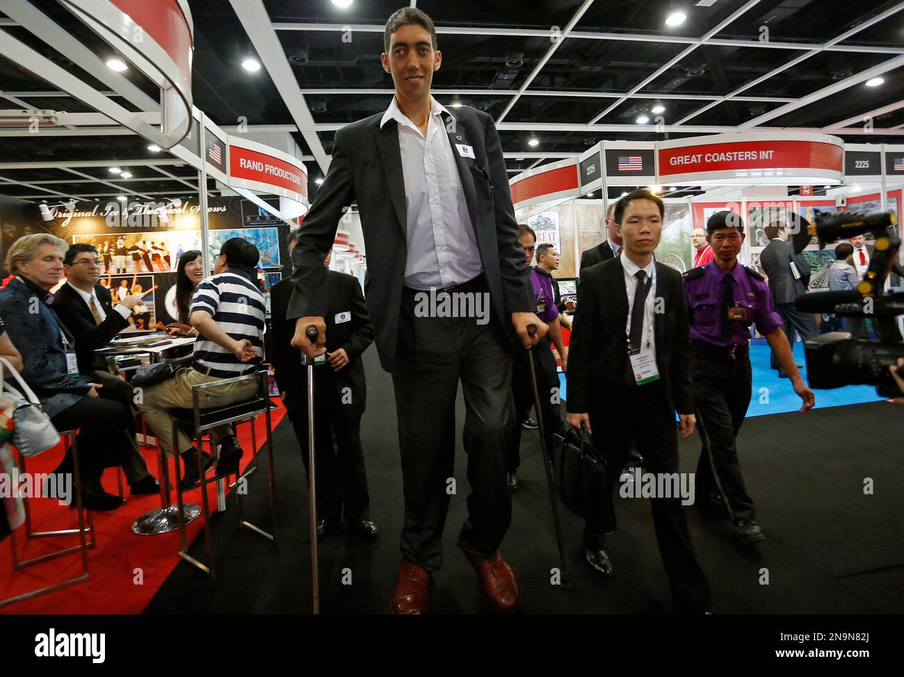 The world's tallest man, Sultan Kosen of Turkey, measuring 2 meters 51 ...