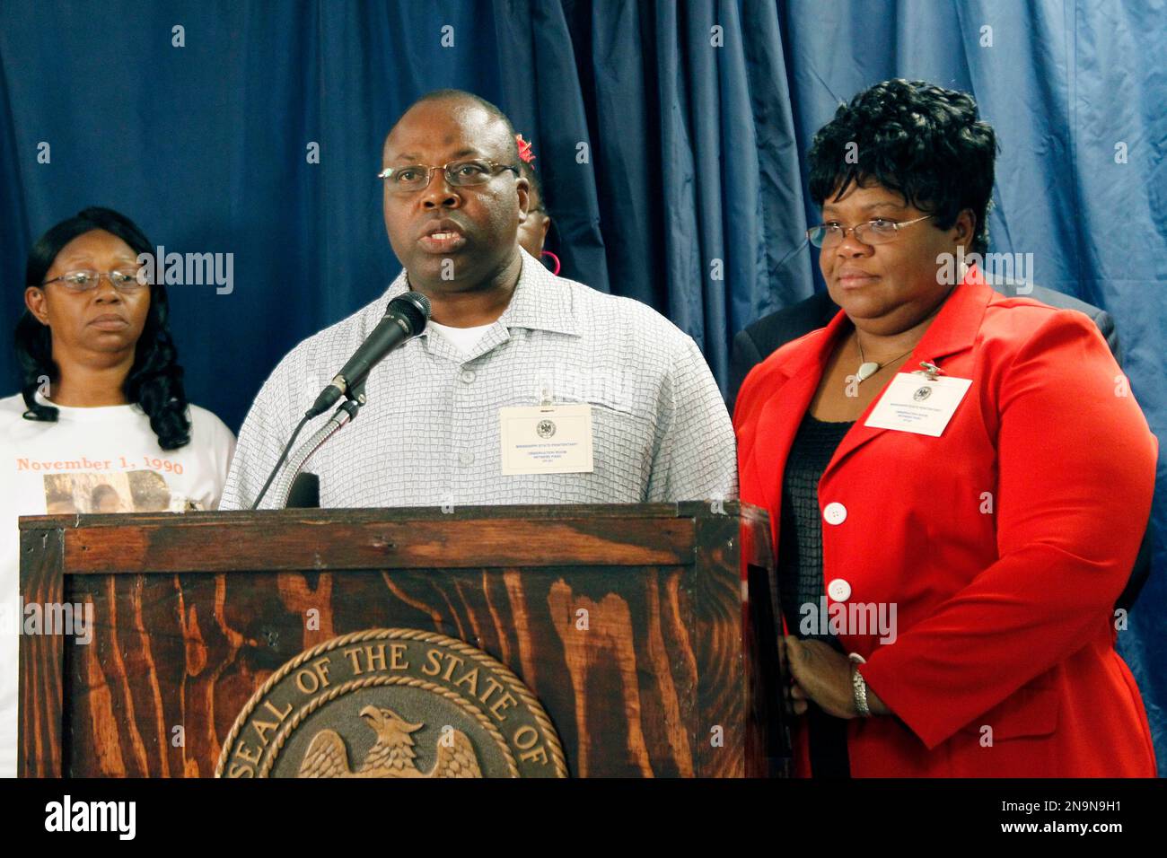 Andrew Kuyoro reads a statement, wife Glenda, right, at the Mississippi ...