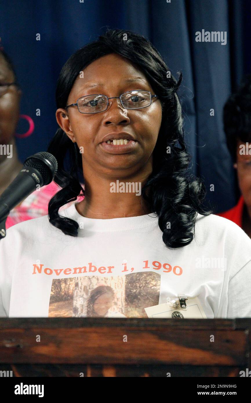 Regina Jackson reads a statement before reporters at the Mississippi ...