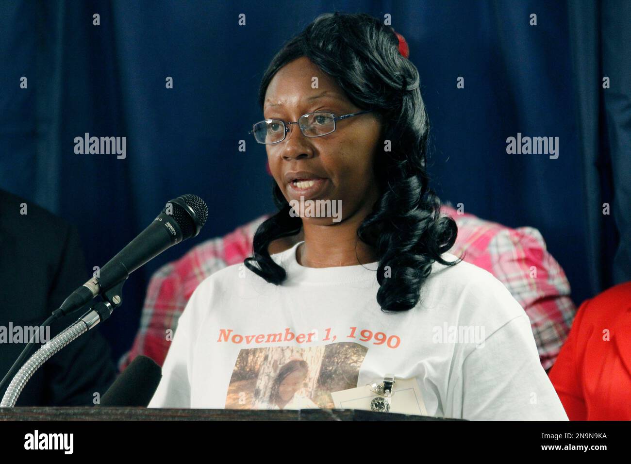 Regina Jackson reads a statement before reporters at the Mississippi ...