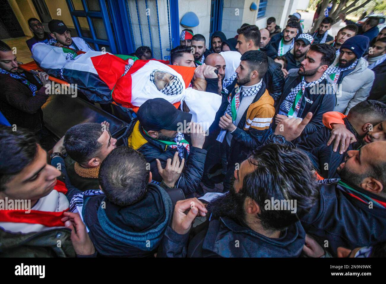 Palestinian mourners carry dead body hi-res stock photography and ...
