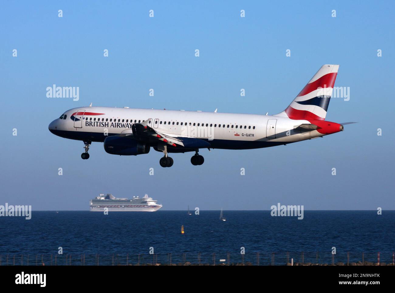 An Airbus A320 of British Airways arriving at Lanzarote Arrecife ...