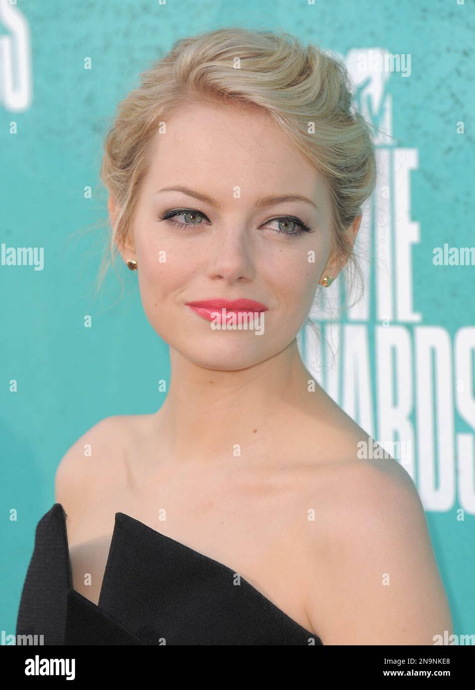 Emma Stone arrives at the MTV Movie Awards on Sunday, June 3, 2012 in ...