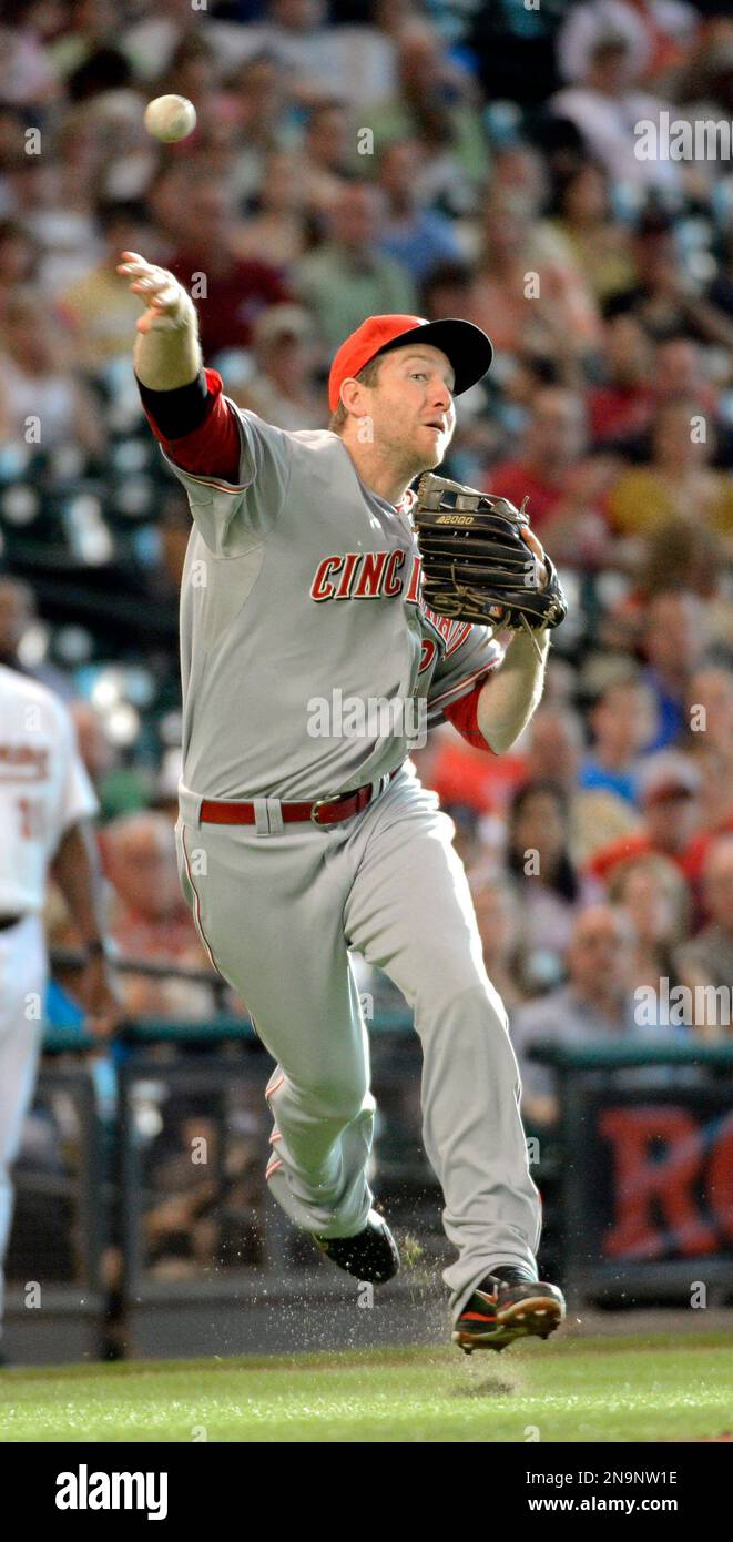 Cincinnati Reds third baseman Todd Frazier throws to first base after ...