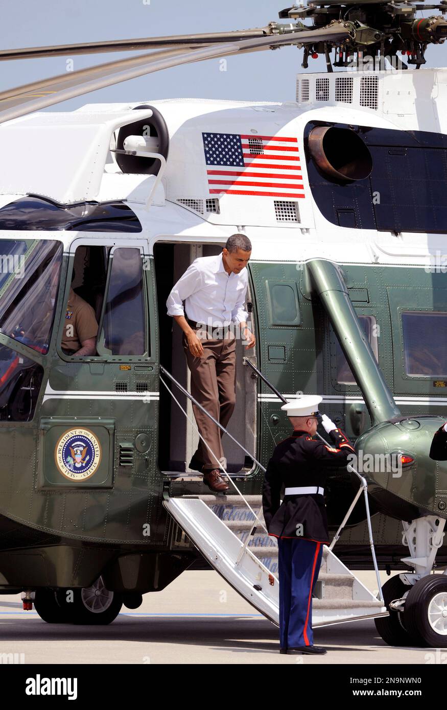 President Barack Obama walks off Marine One at Chicago O'Hare ...