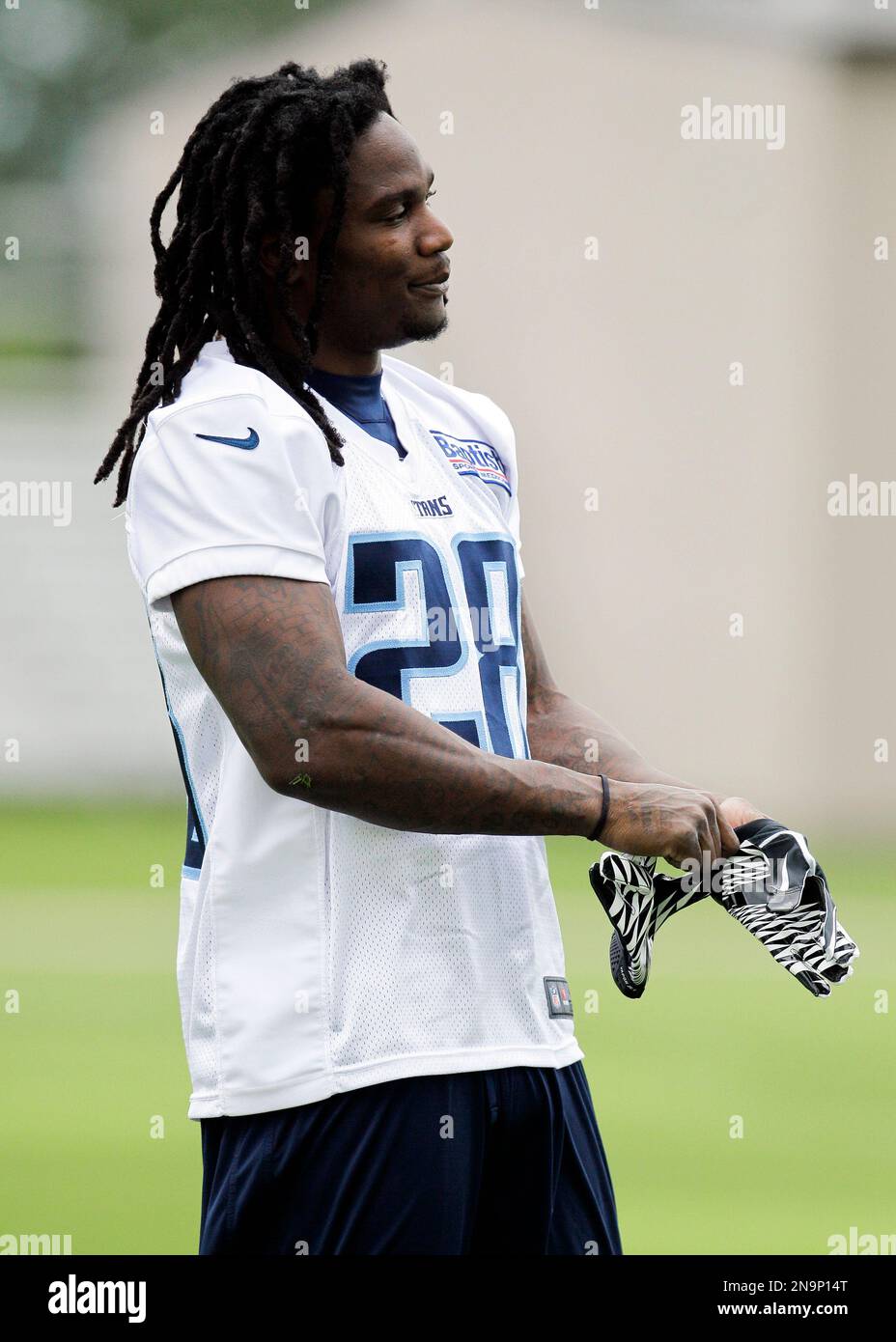 Tennessee Titans running back Chris Johnson puts on his gloves during a ...
