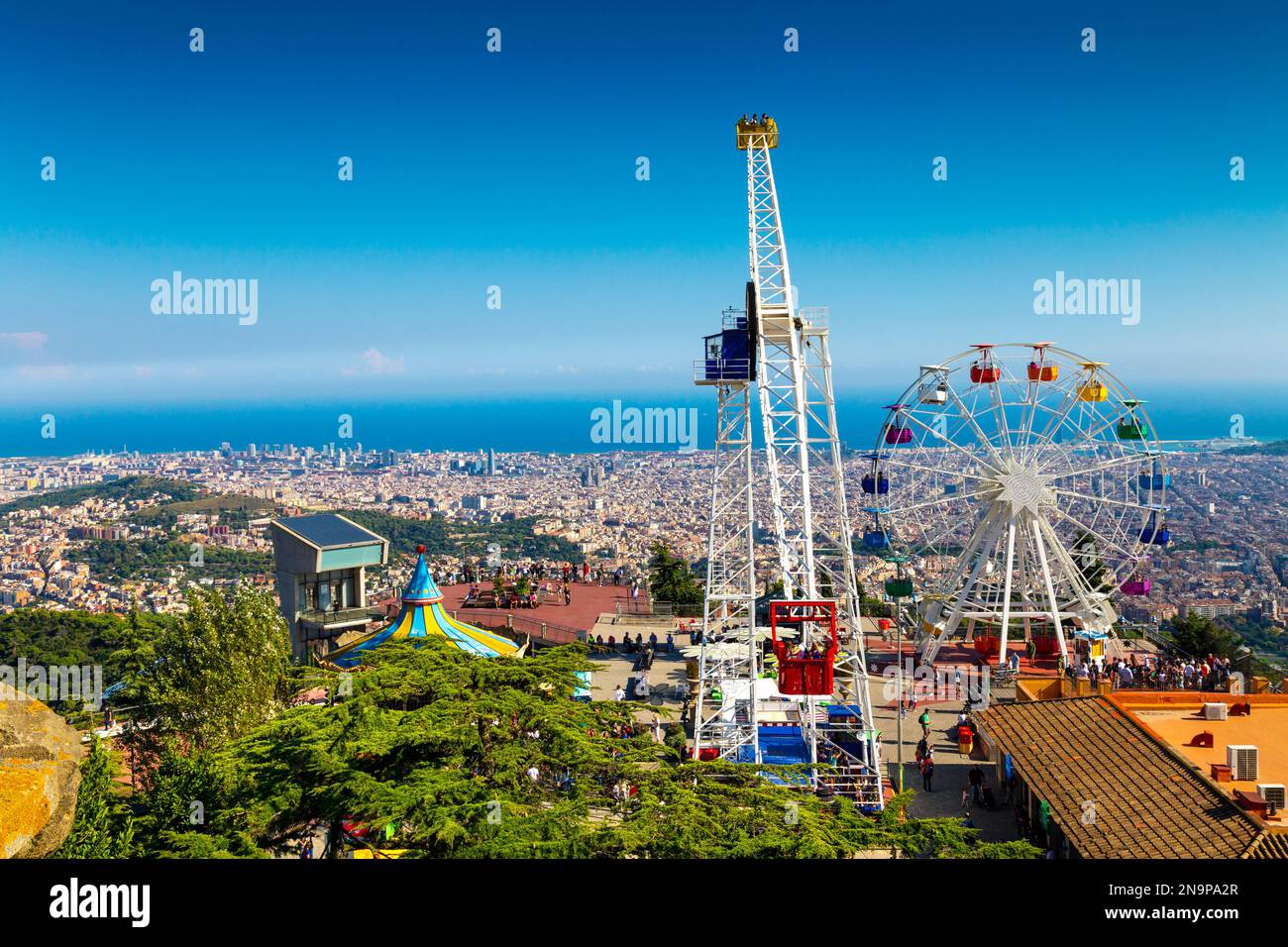 Giradabo ferris wheel and Talaia ride with Barcelona skyline in the ...