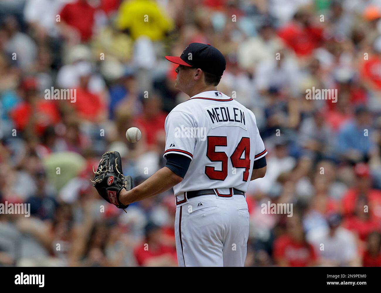 Atlanta Braves relief pitcher Kris Medlen (54) plays in a baseball game ...