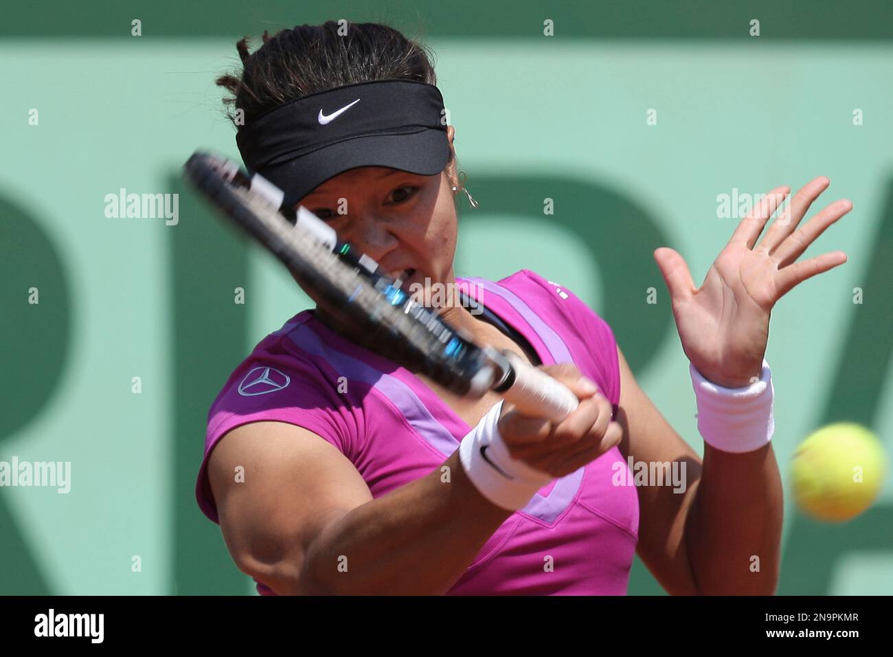 Li Na of China returns in her first round match against Sorana Cirstea ...