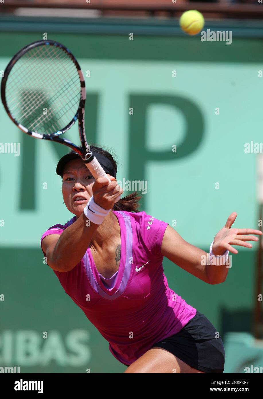 Li Na of China returns in her first round match against Sorana Cirstea ...