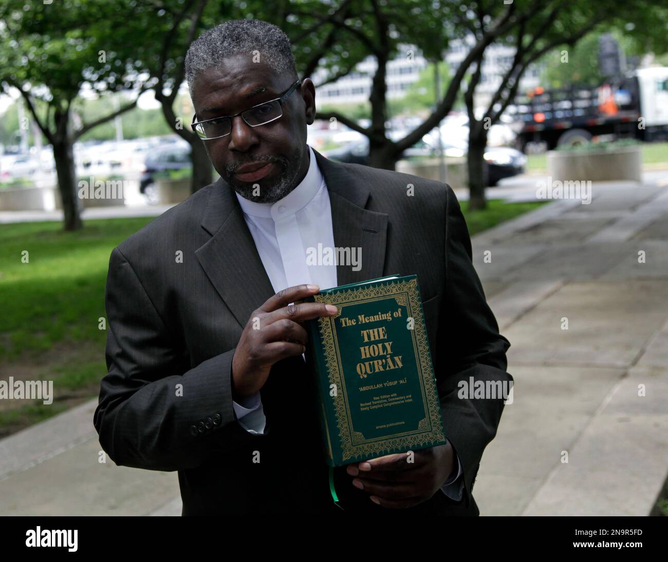 Imam Mustafa El-Amin holds a Quran that he plans to give to New Jersey ...