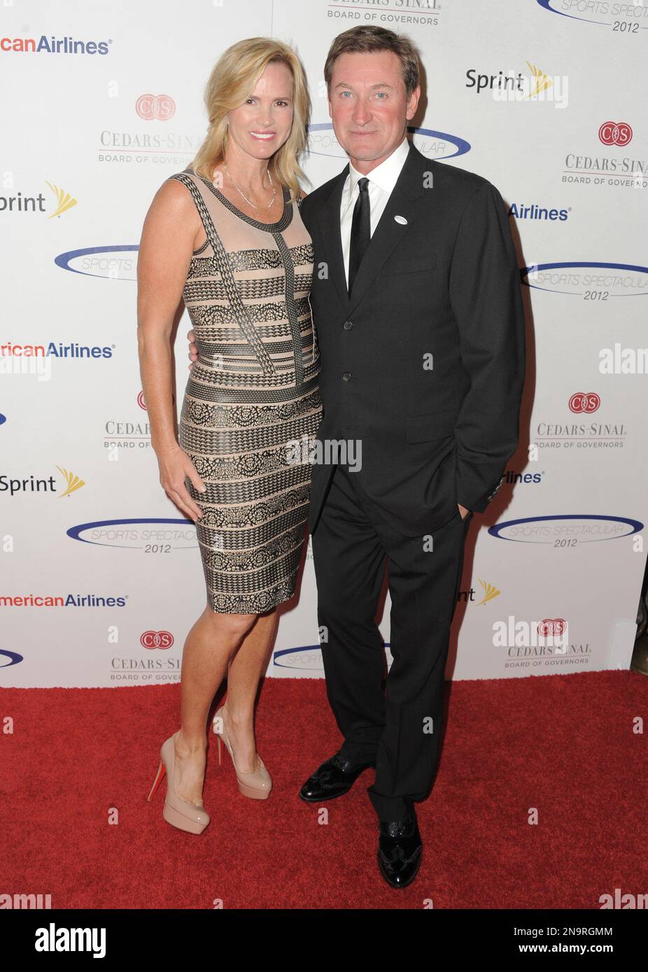 Hockey player Wayne Gretzky (R) and Janet Jones-Gretzky attend the ...