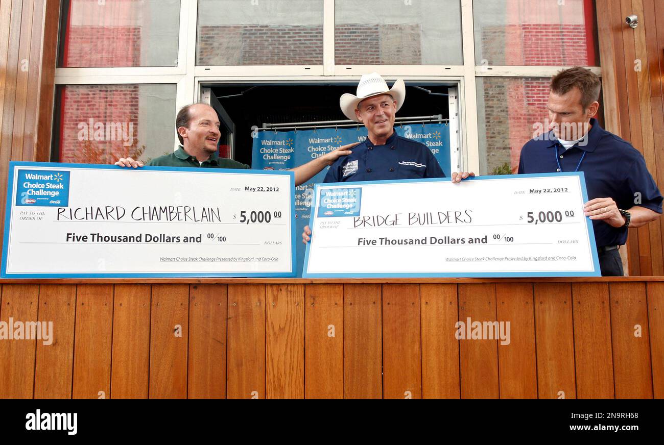 Chef Richard Chamberlain (C) of Chamberlain's Steak and Chop House in ...