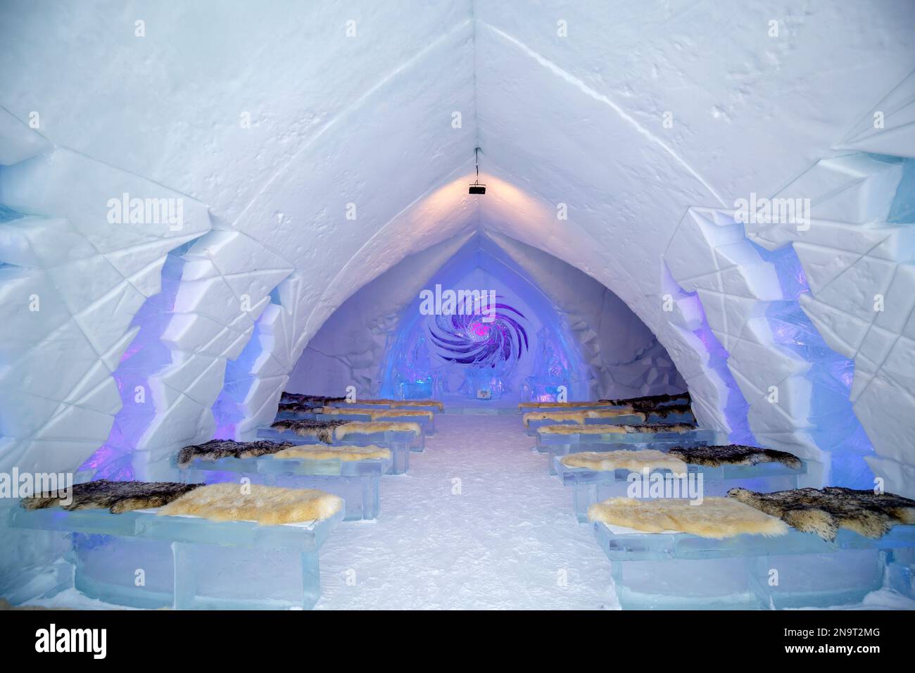 The HÃ´tel de Glace is a functional hotel with bar made entirely out of ...