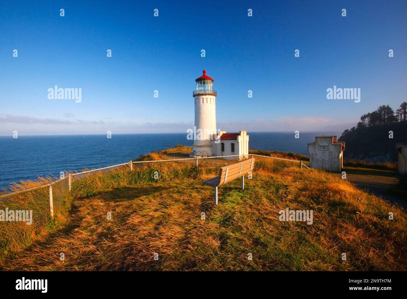 North Head Lighthouse and the pacific ocean along the Washington coast ...