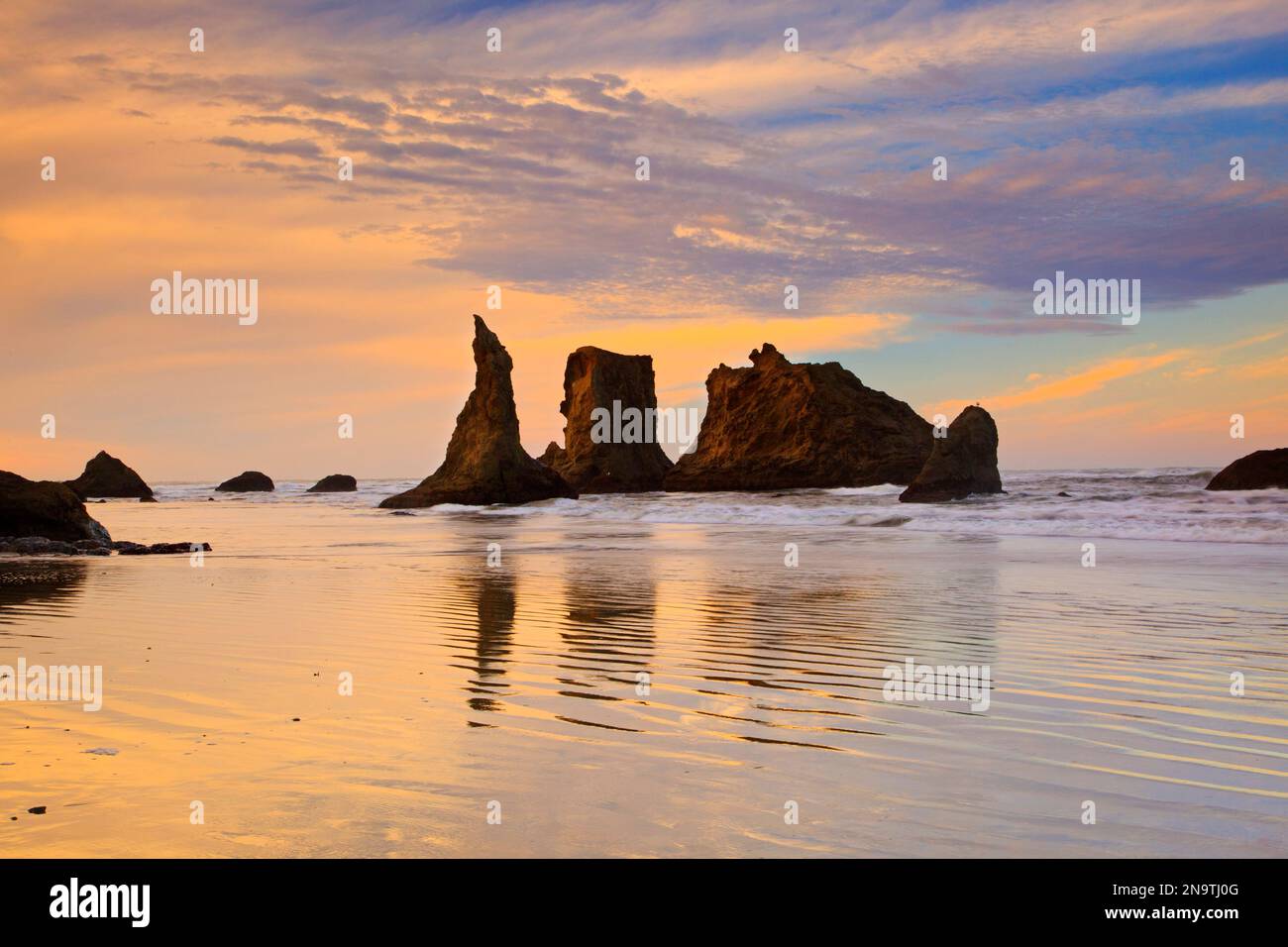 Rock formations on Bandon Beach at sunrise at low tide, Oregon coast ...