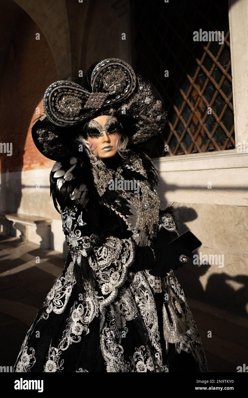 Venetian dancers in traditional dress venice hi-res stock photography ...