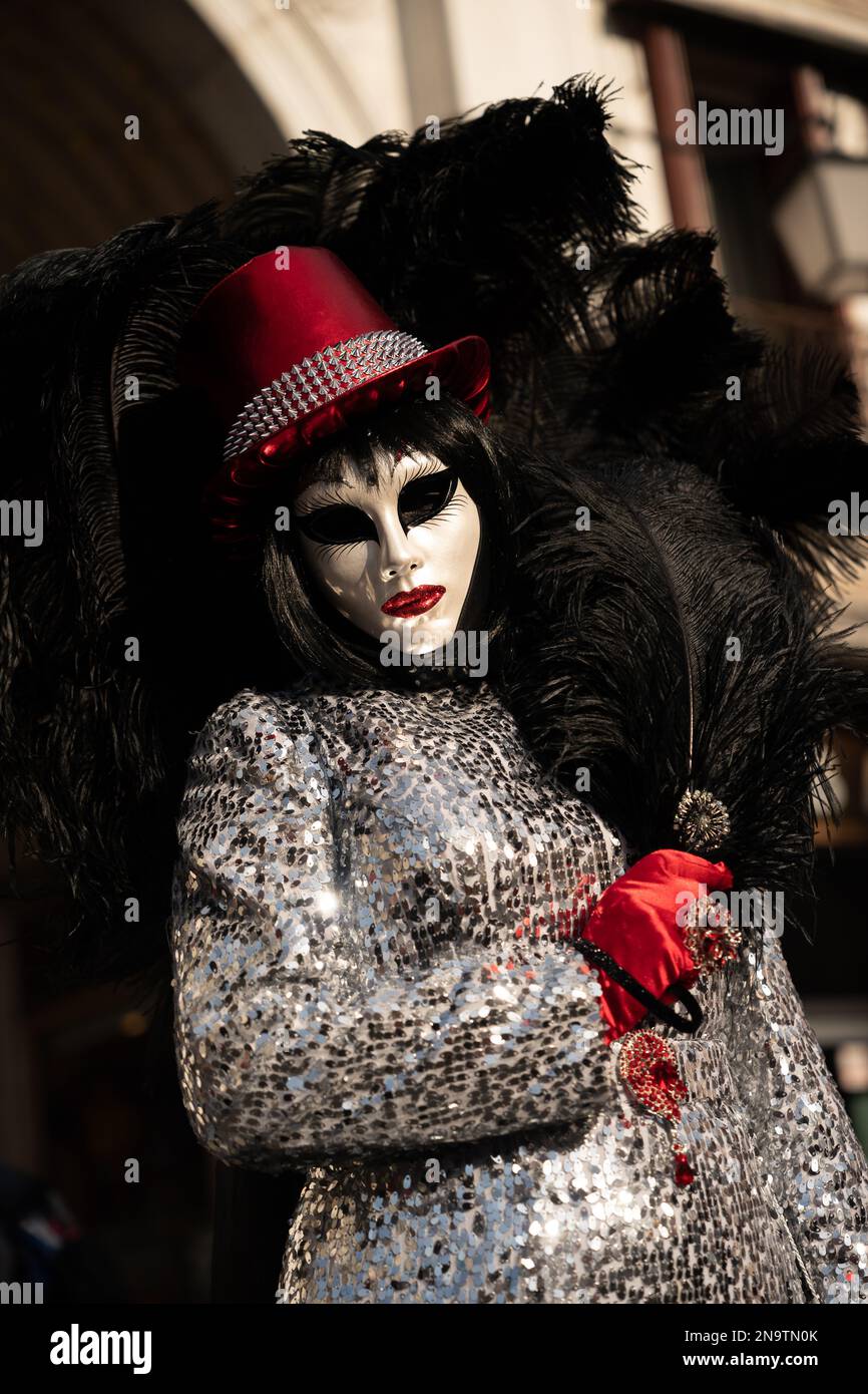 Venetian dancers in traditional dress venice hi-res stock photography ...