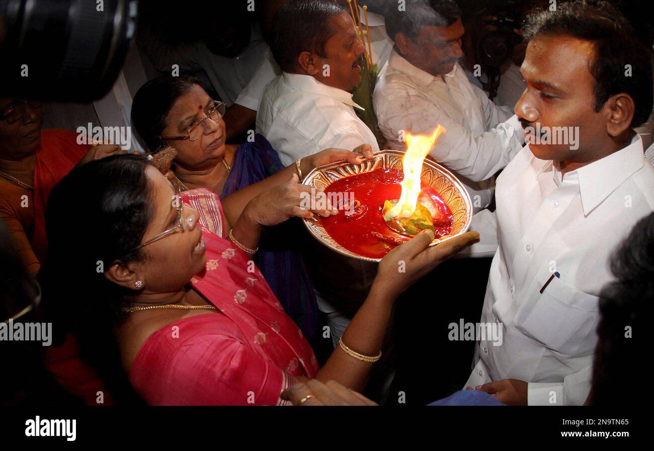 Women perform rituals to welcome former Indian Telecom Minister, and ...