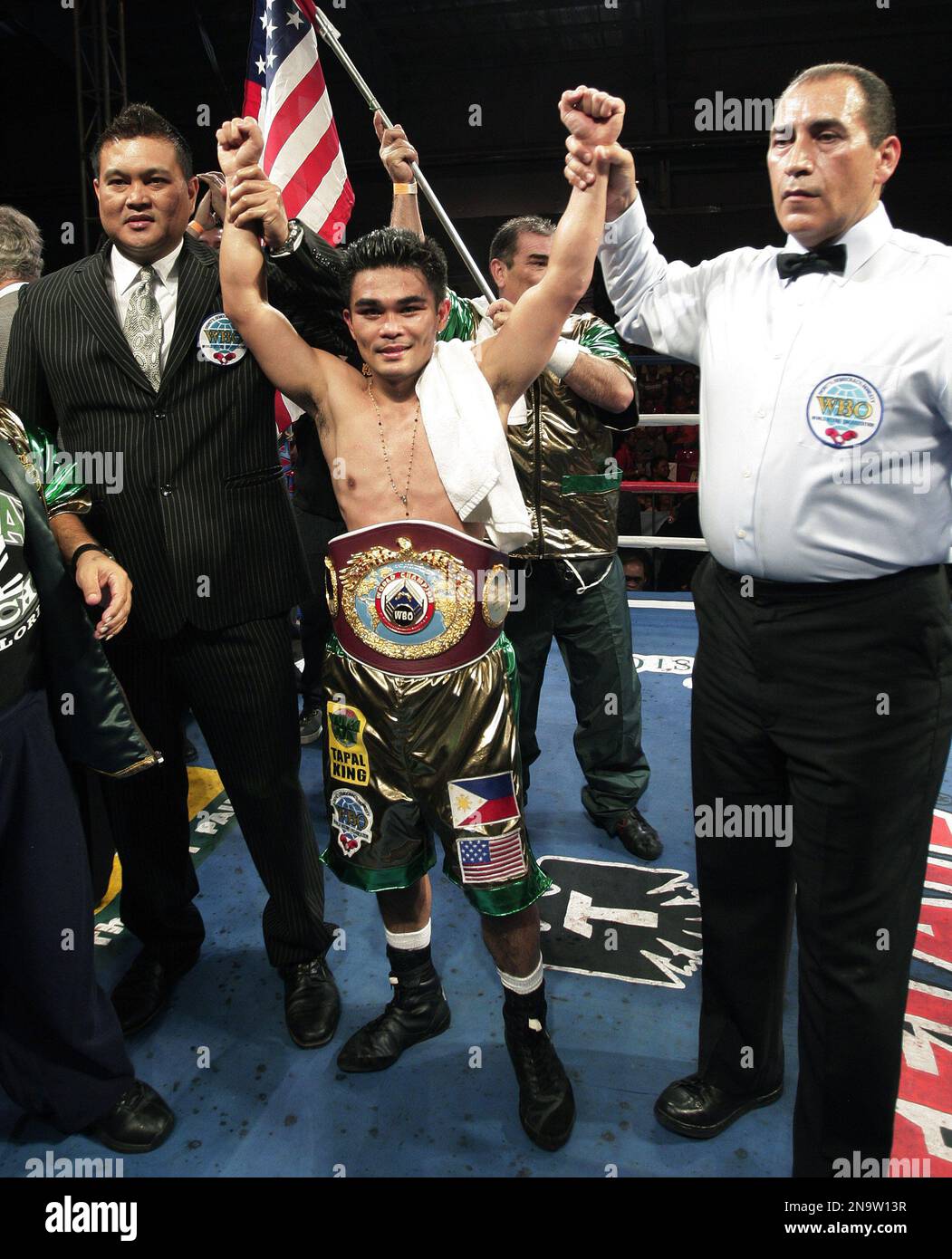 The match referee raises the hand of Filipino-American boxer Brian ...