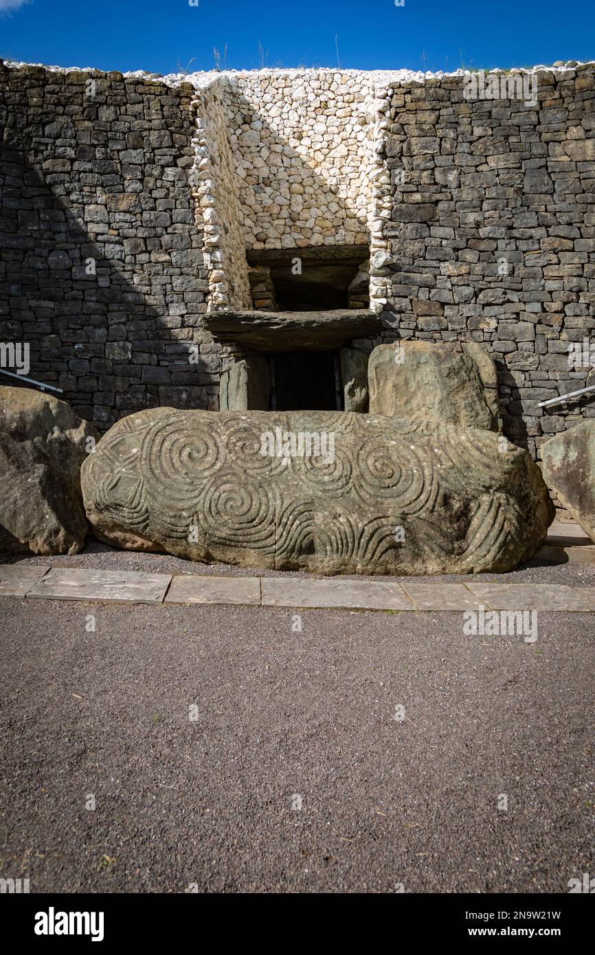 Tumulus ireland hi-res stock photography and images - Alamy