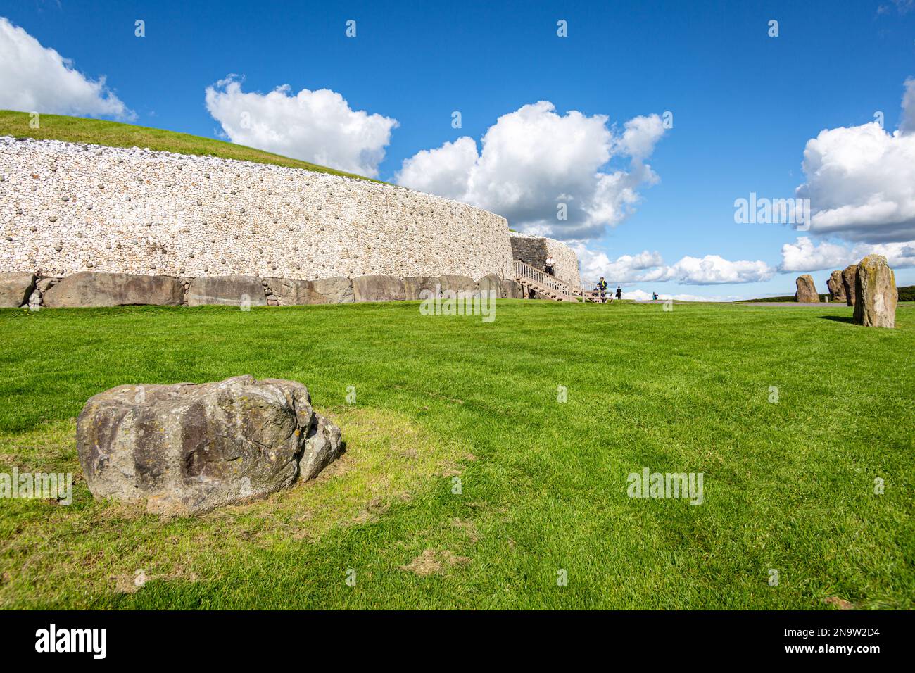 Tumulus ireland hi-res stock photography and images - Alamy