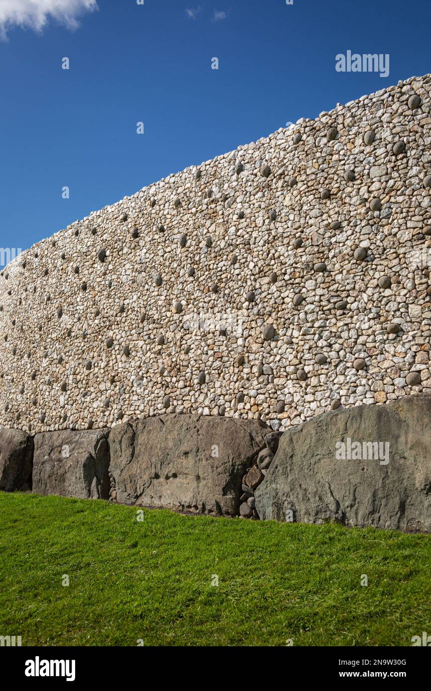 Tumulus ireland hi-res stock photography and images - Alamy