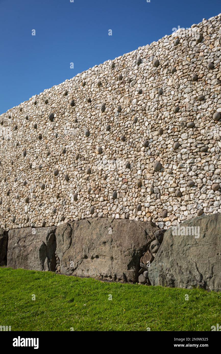 Tumulus ireland hi-res stock photography and images - Alamy