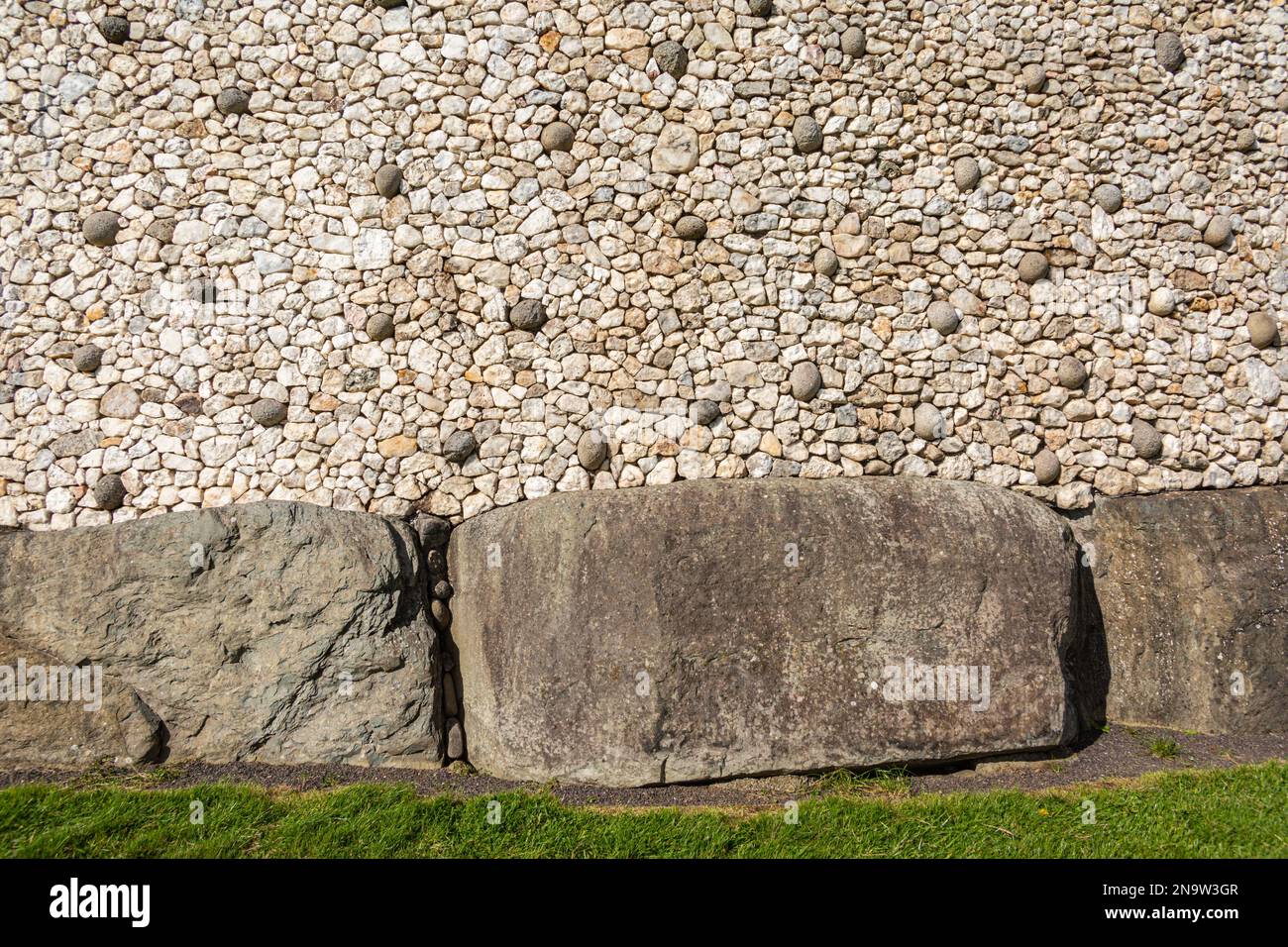 Tumulus ireland hi-res stock photography and images - Alamy