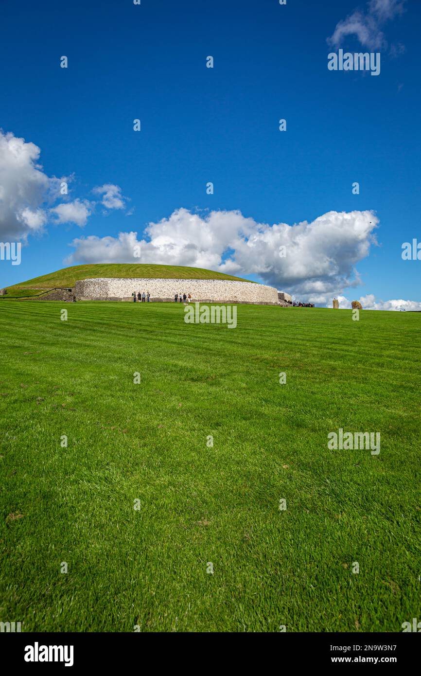Tumulus ireland hi-res stock photography and images - Alamy