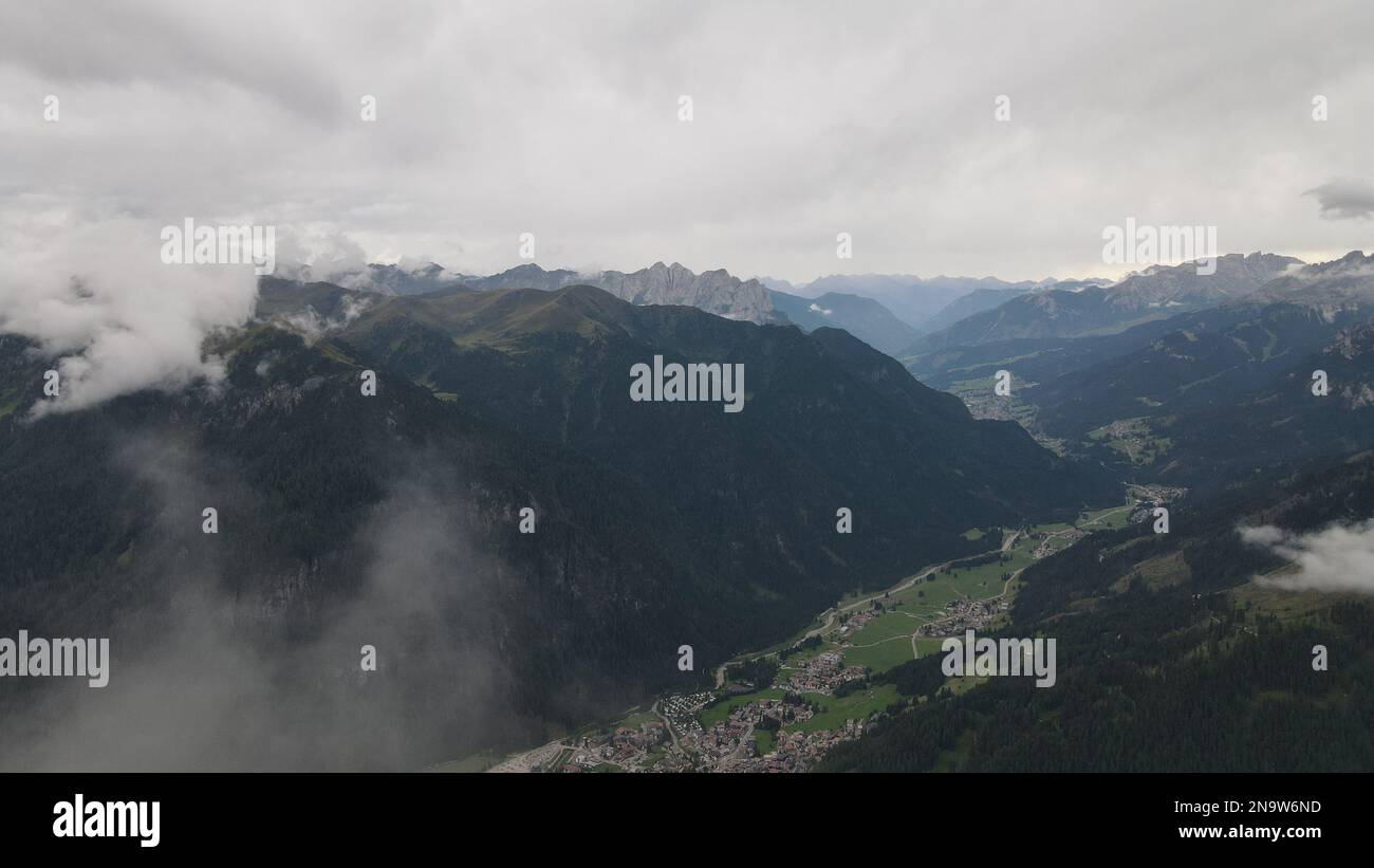 Foggy mountain range italian hi-res stock photography and images - Alamy