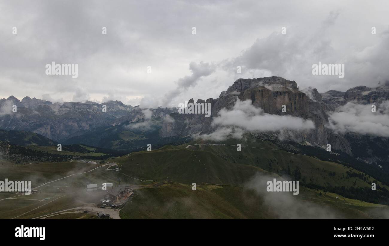 Foggy mountain range italian hi-res stock photography and images - Alamy