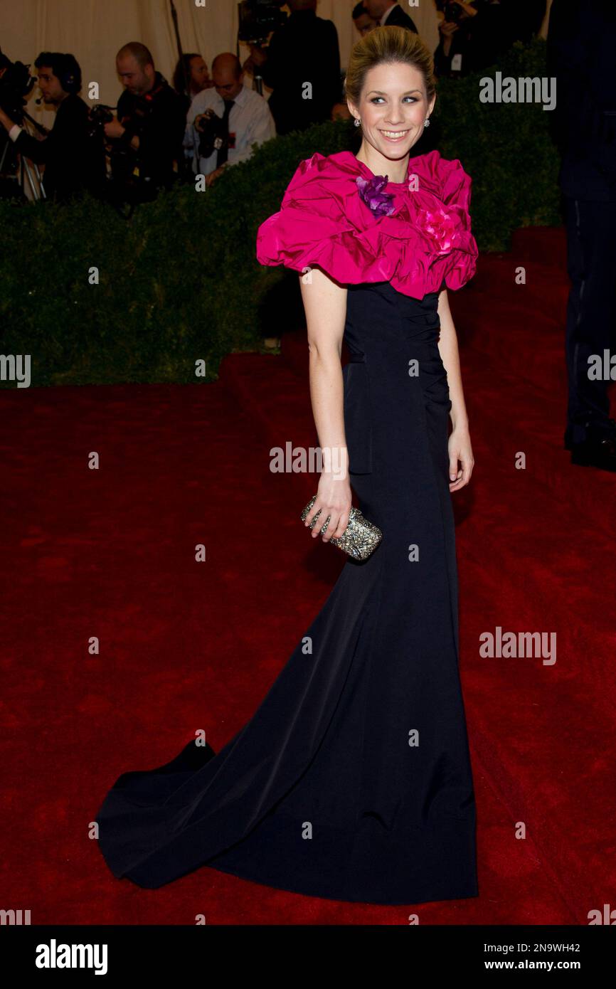Elizabeth Cordry arrives at the Metropolitan Museum of Art Costume ...
