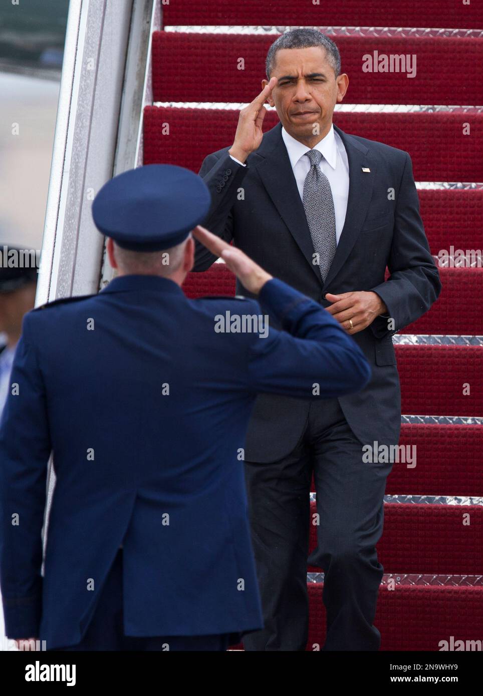 President Barack Obama returns a salute to 89th Airlift Wing Commander ...